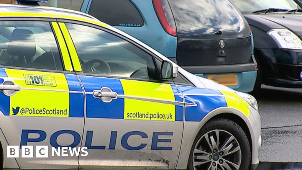 Man injured in armed raid on shop in Stonehaven - BBC News