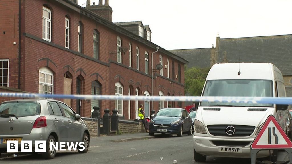 Oldham fire: Tributes to mother-of-three who died in blaze - BBC News