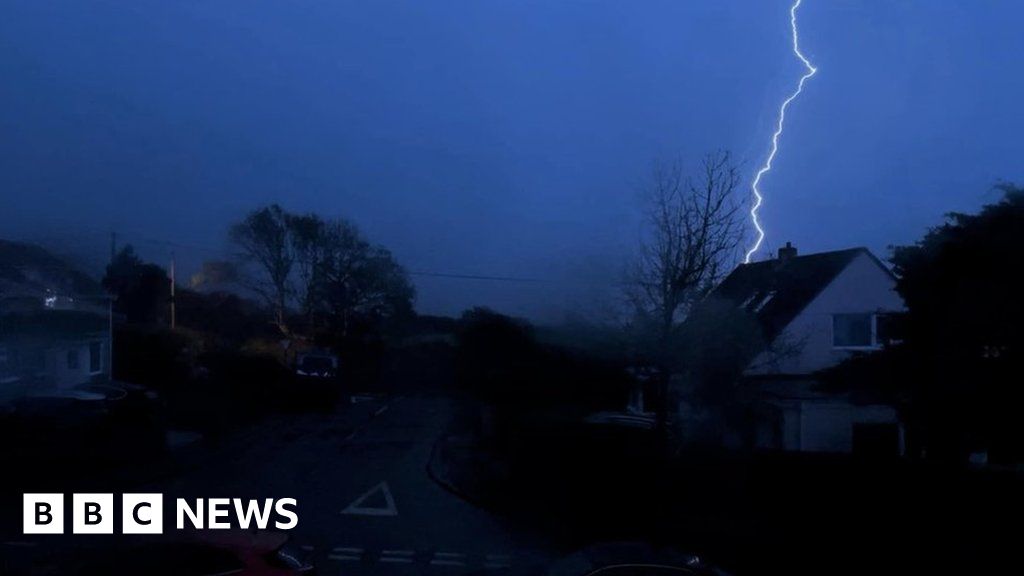 Manx fire crews attend blazes after lightning strikes - BBC News