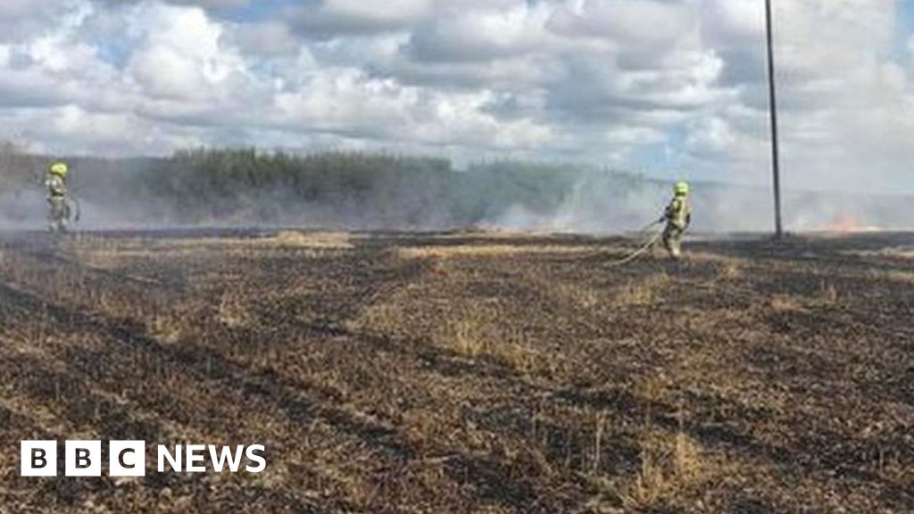 Wildfire callouts continue across Cornwall - BBC News