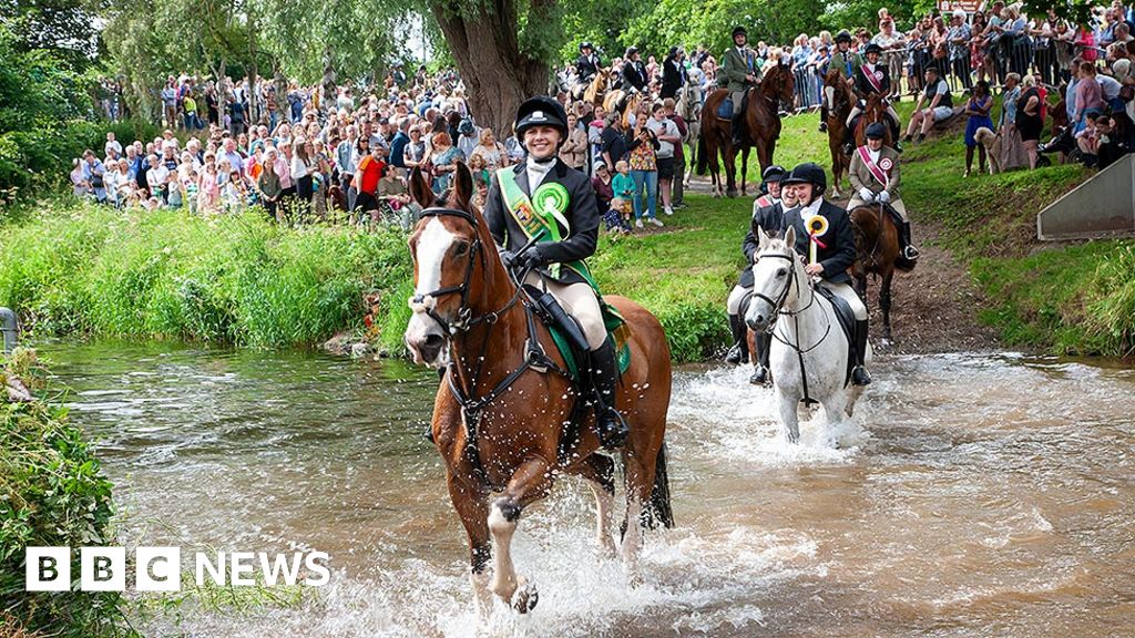 In pictures: Callant's Festival in Jedburgh - BBC News