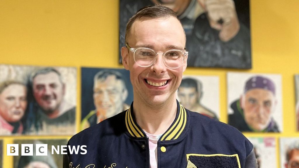 Autism: Man gives up on dating apps after ghosting - BBC News