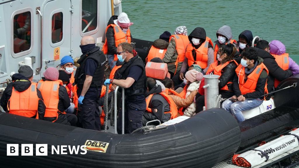 Channel migrants: More than 600 people cross in small boats - BBC News