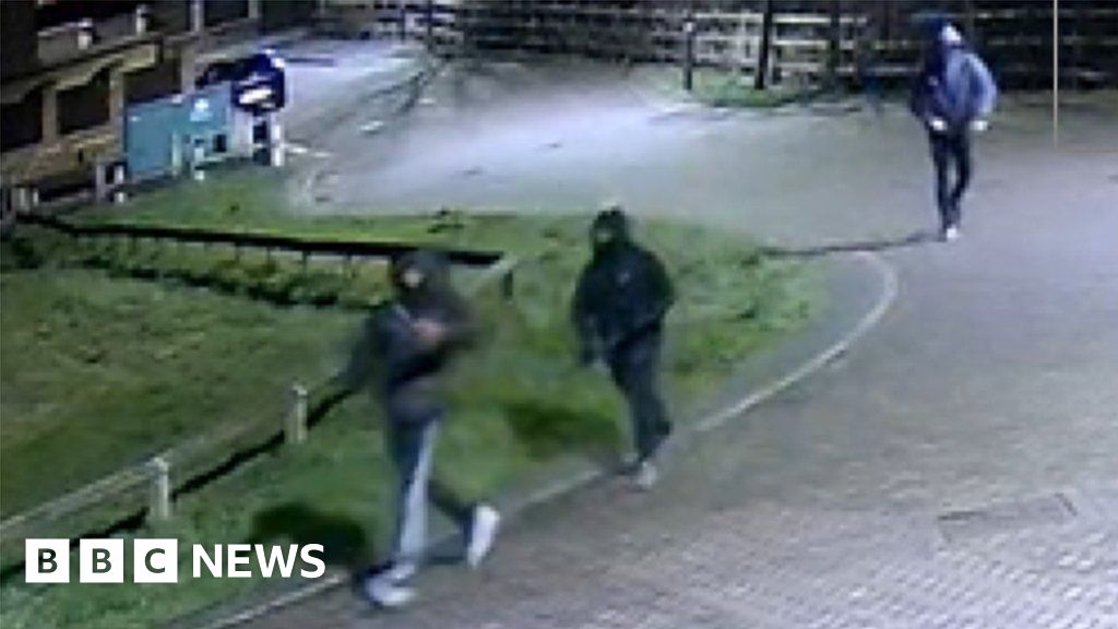 Police hunt Wakefield gang who smashed house and car windows - BBC News