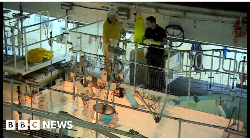 Final fuel flask leaves nuclear power station - BBC News