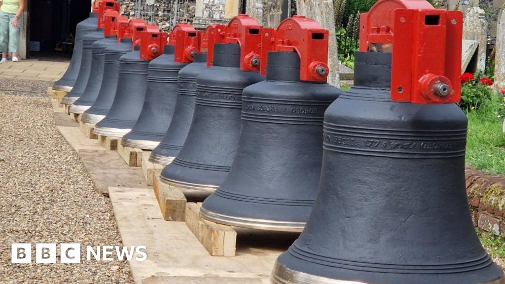 Aylsham: Joy as repaired historic bells return to church - BBC News