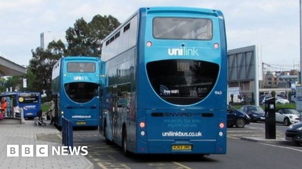 Unilink Southampton bus drivers threaten strike over right turn - BBC News