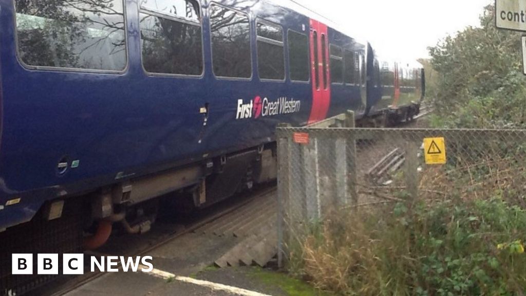 Train evacuated at Buckland after engine fire - BBC News