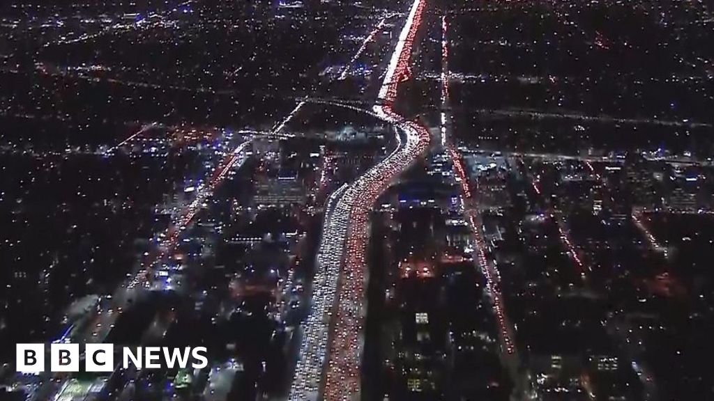 US travellers pack roads and airports for Thanksgiving escape - BBC News