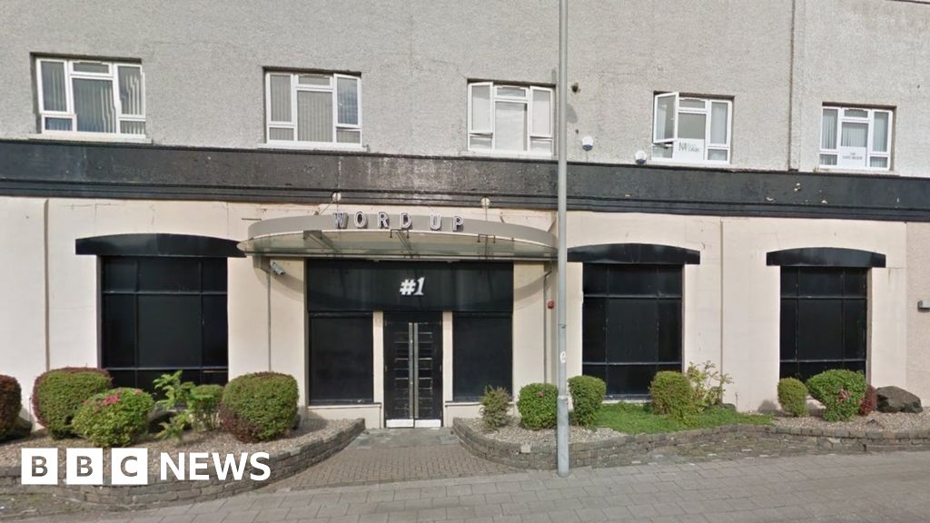 Man jailed over nightclub slashing in Greenock - BBC News