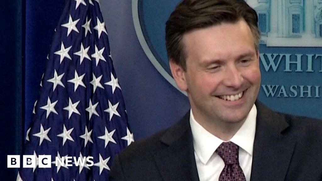 Apple's Siri interrupts White House news conference - BBC News