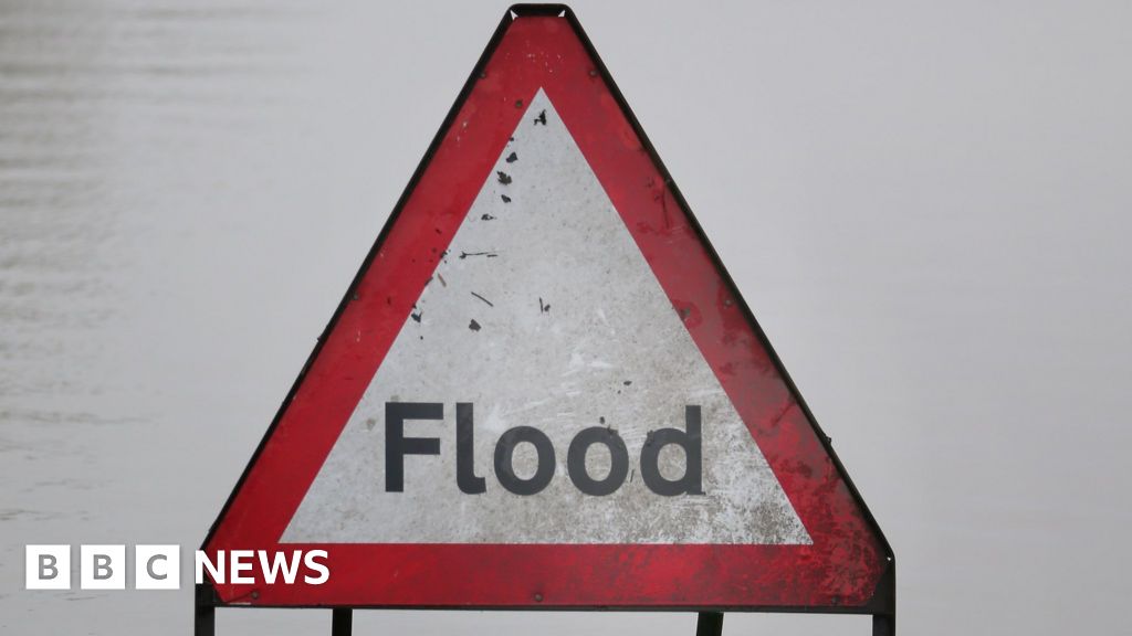 NI floods: Five people rescued from vehicles in Armagh - BBC News