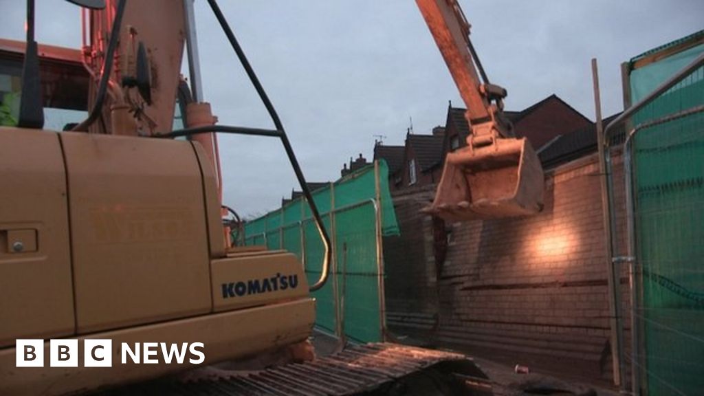 Troubles 'peace wall' at north Belfast interface is dismantled - BBC News
