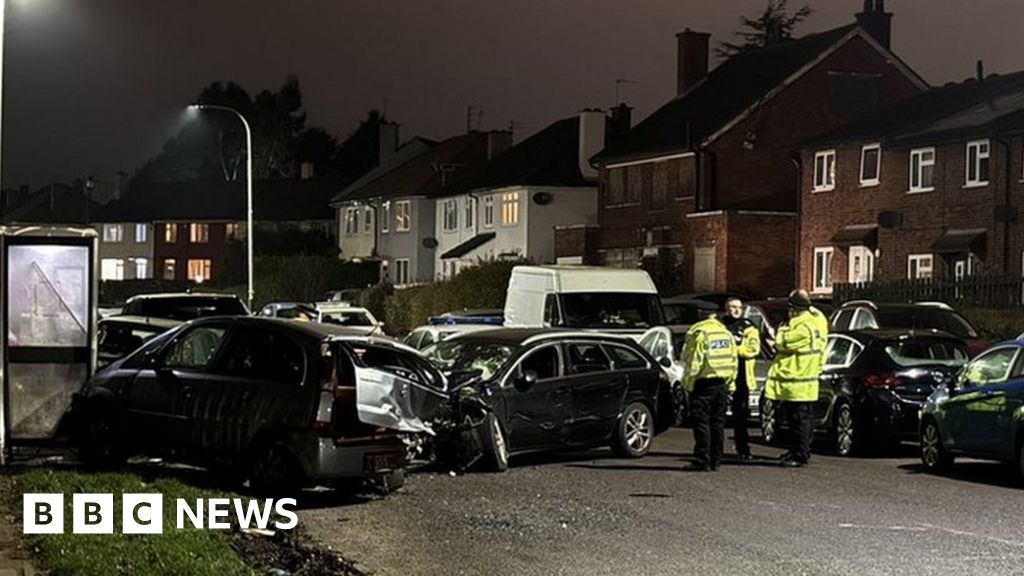 Leicester: Driver flees scene after crashing into three cars - BBC News