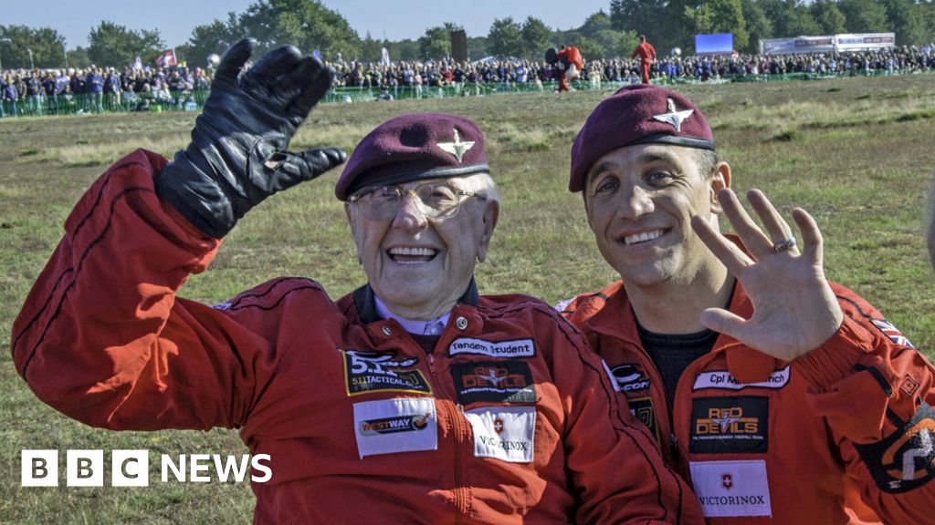 Battle of Arnhem: Mass parachute drop marks WW2 assault - BBC News