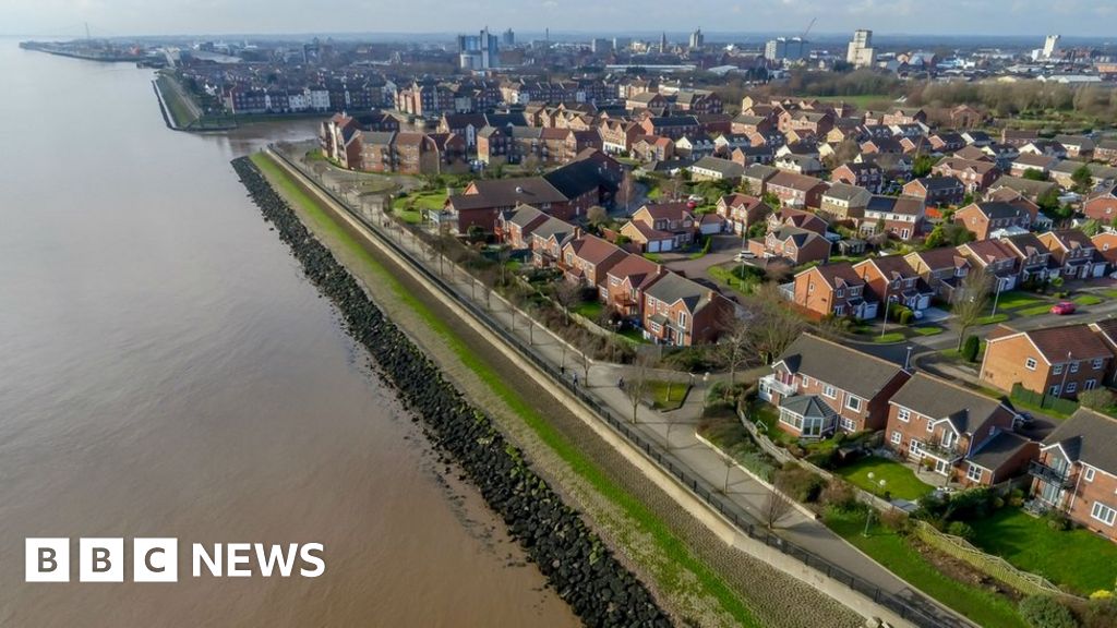 Hull's £42m flood defence scheme given government approval - BBC News