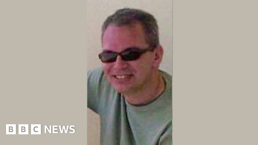 Security expert William Cavanagh jailed for gun offences - BBC News