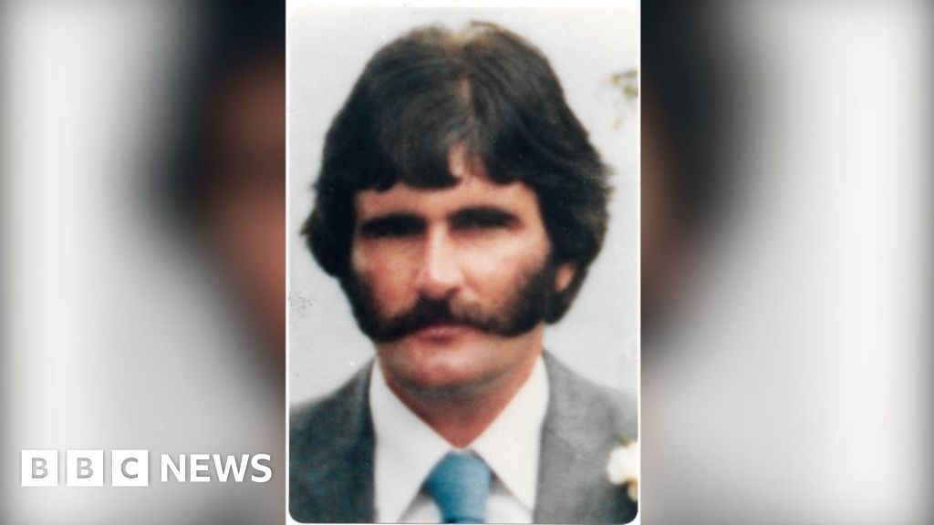 Peter McCormack: Police issue fresh appeal in 1992 pub murder - BBC News