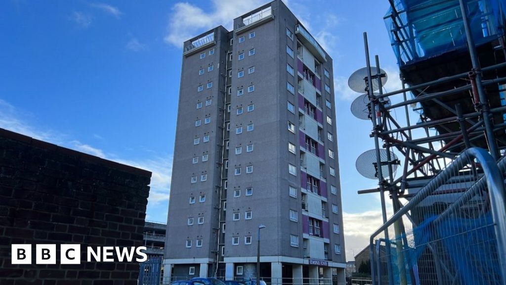 Crews investigate Harlow tower block gas leak fears - BBC News