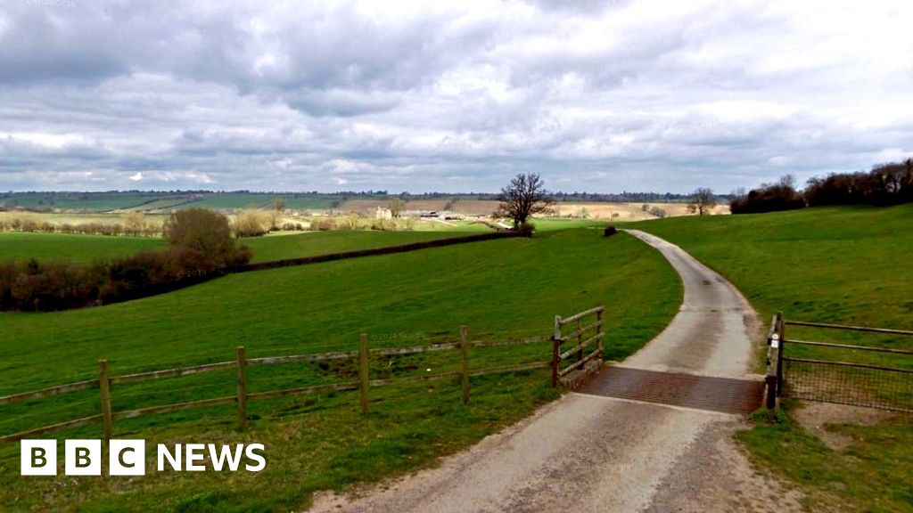 Duns Tew solar farm approved despite recommendation for refusal - BBC News