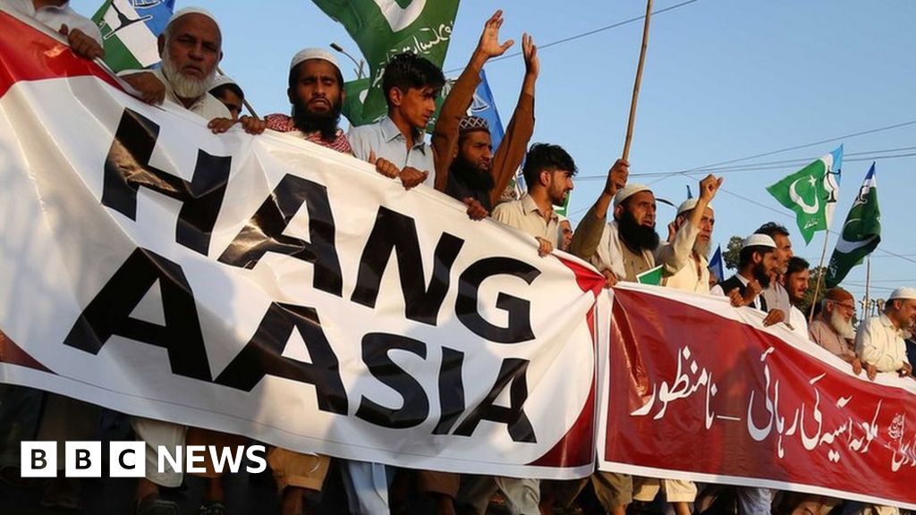 Acquitted of blasphemy and living in fear in Pakistan - BBC News