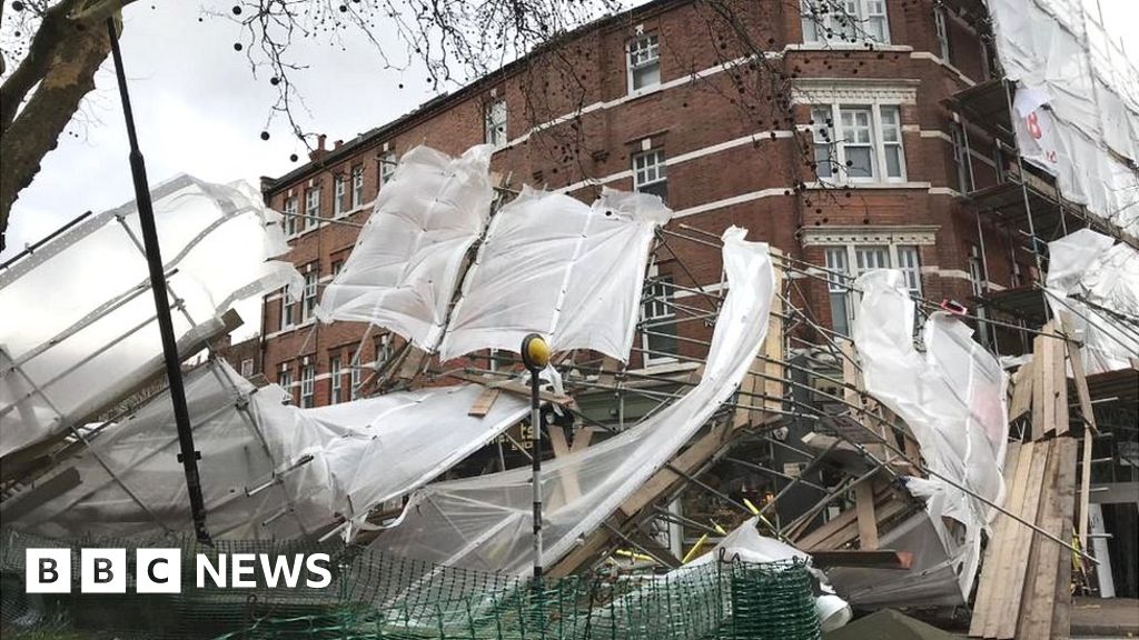Scaffolding collapses near Royal Free Hospital in Hampstead - BBC News