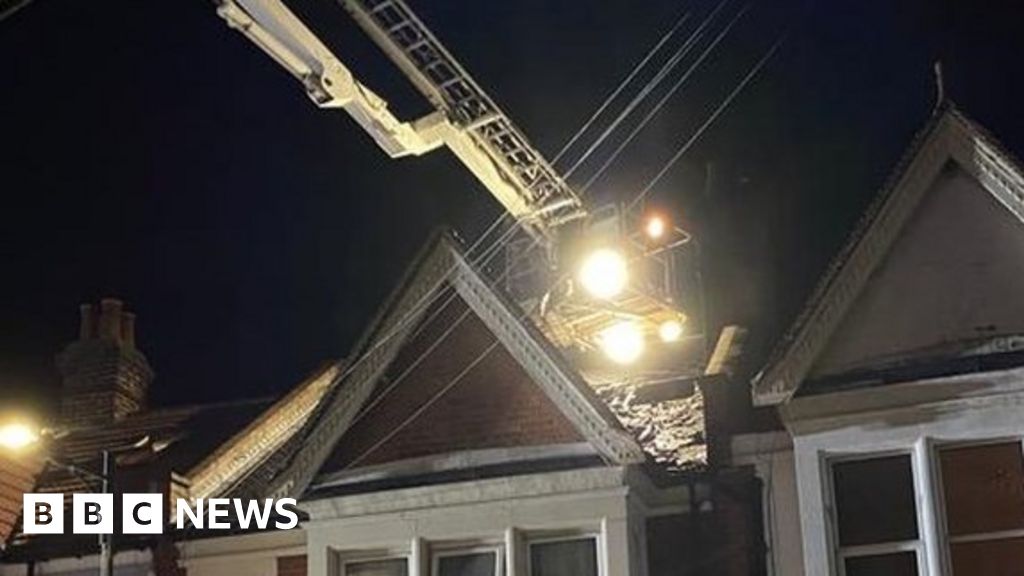 Westcliff-on-Sea: Crews tackle house fire - BBC News