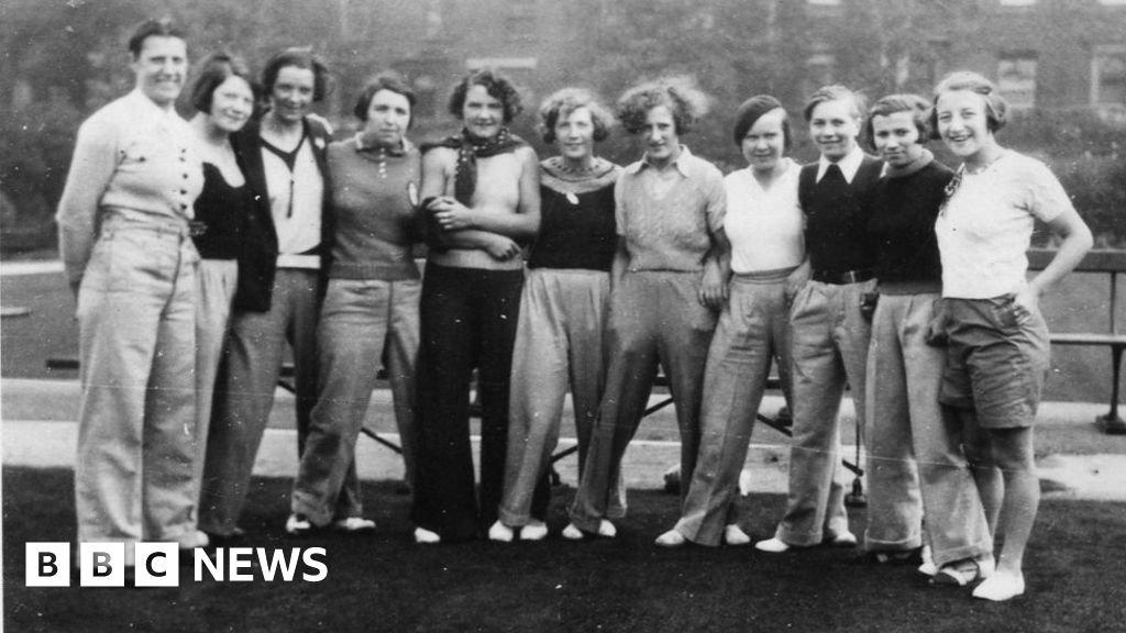 Lily Parr: Unseen photos show first women's football stars - BBC News