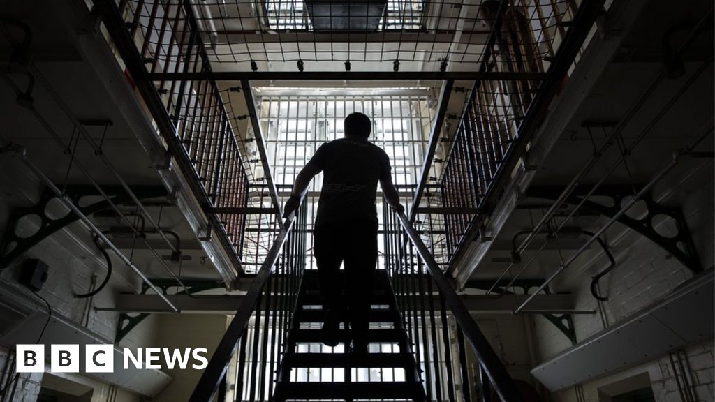 Northern Ireland Prison Service: Hundreds of inmates go missing - BBC News