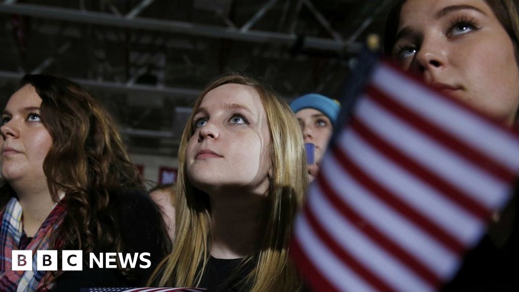 US election: All eyes on Iowa in unpredictable race - BBC News