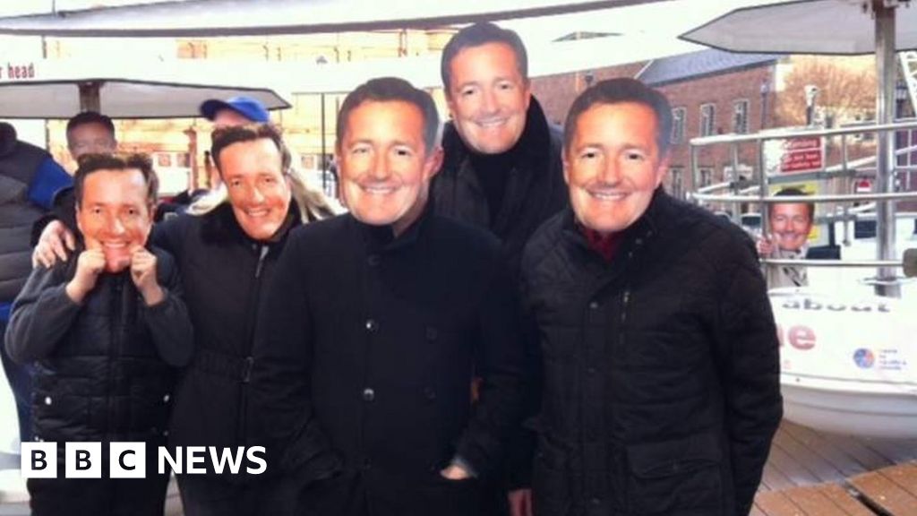 Crowds in Piers Morgan masks ride Dudley Eye big wheel - BBC News