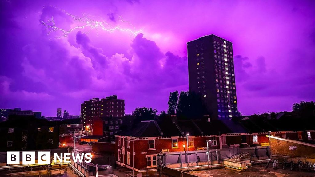 Lightning in the skies over Hampshire and Dorset - BBC News