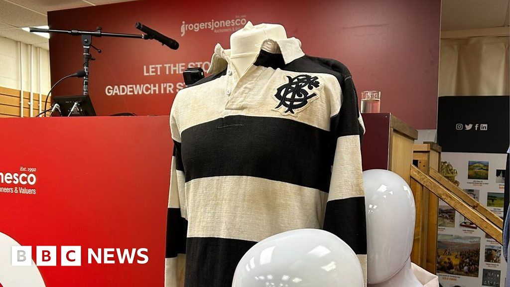 Sir Gareth Edwards: Rugby jersey sells for world record £240k - BBC News