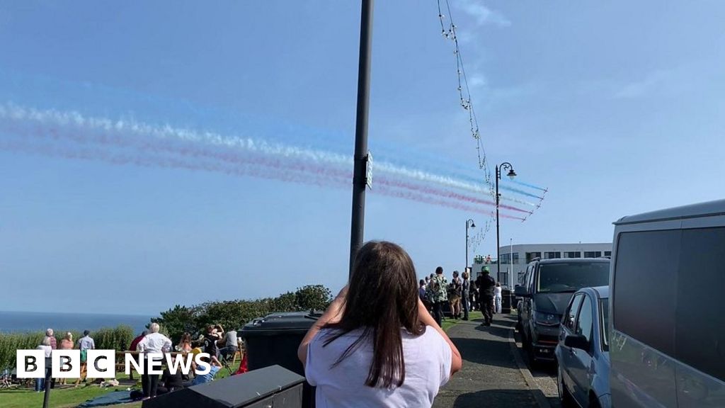 Isle of Man: Red Arrows perform in Manx skies - BBC News