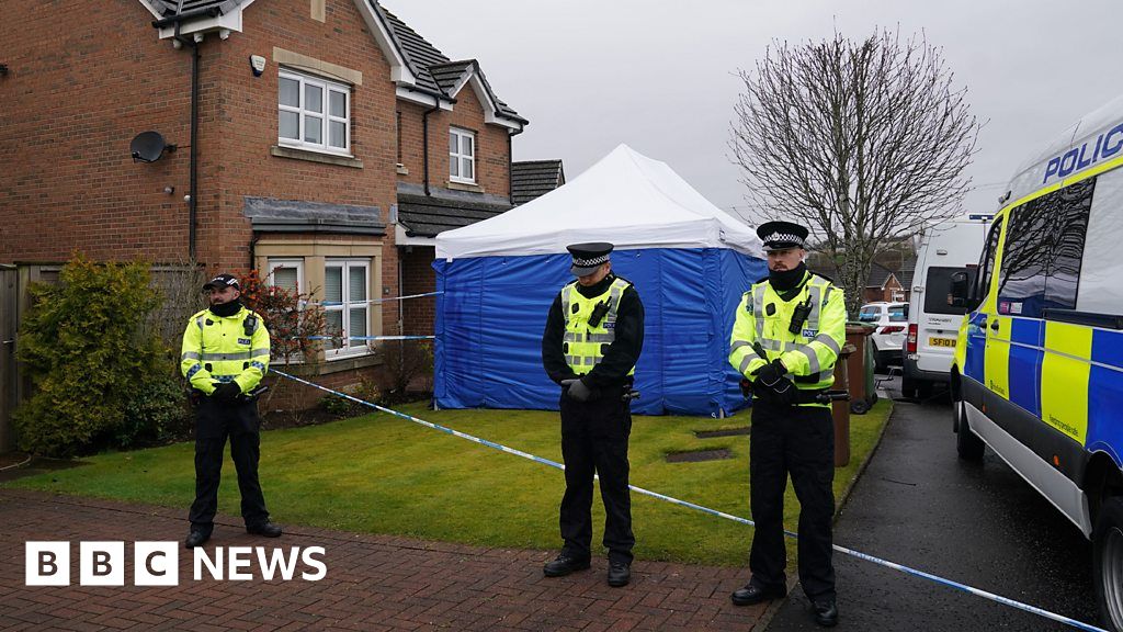Police activity outside Peter Murrell and Nicola Sturgeon's home - BBC News