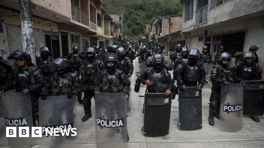Colombia suspends air strikes against Farc camps - BBC News