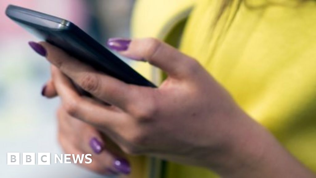 EE aims to improve 4G and relocate customer services - BBC News
