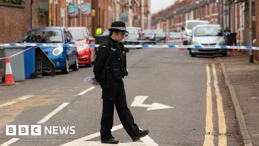 Kettering: Murder investigation after woman's body found - BBC News