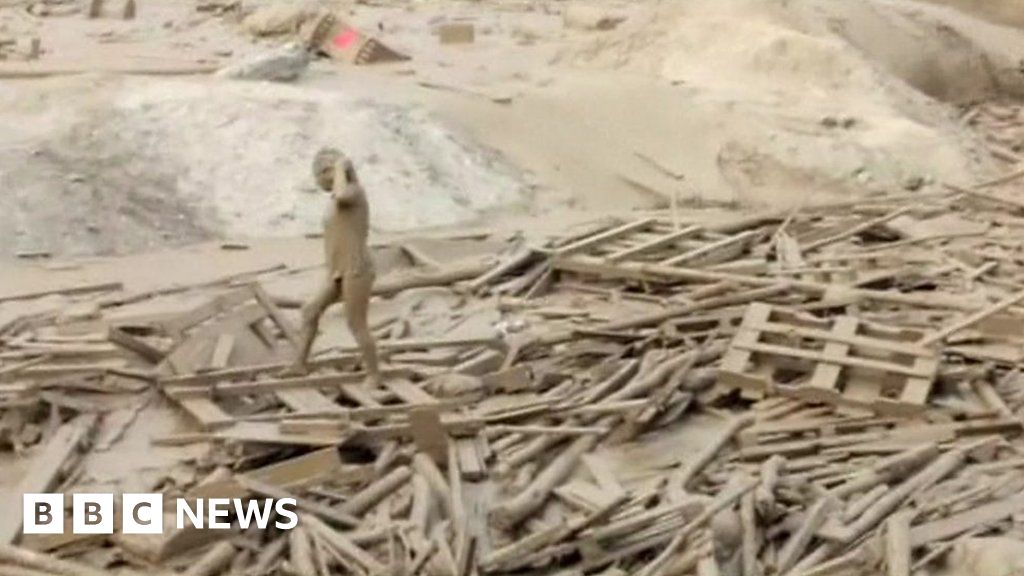 Woman emerges from Peru mudslide - BBC News