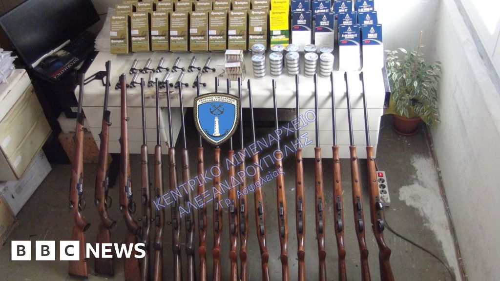 Britons held in Greece over large guns stash - BBC News