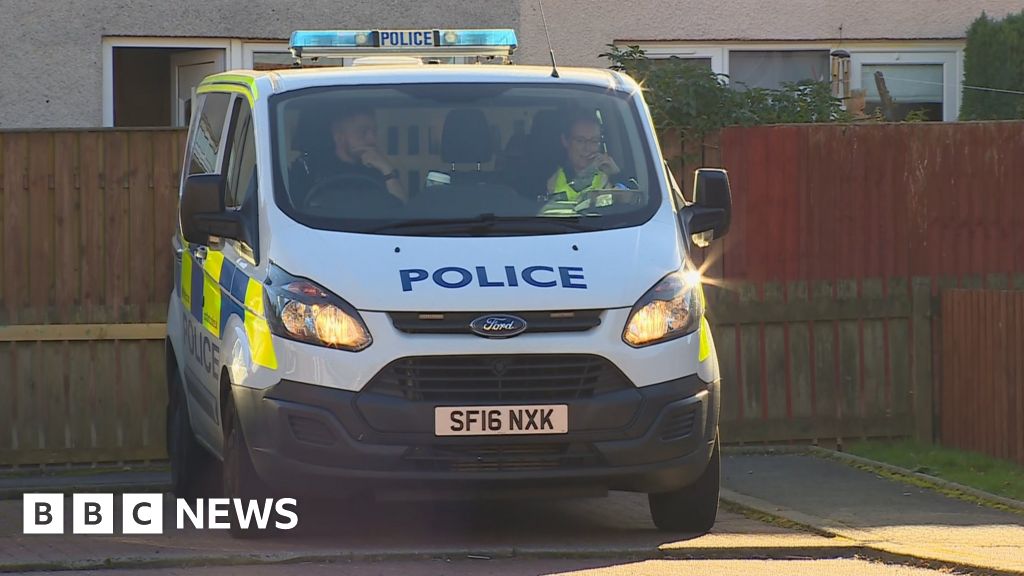 Two men seriously hurt in large-scale Livingston street fight - BBC News
