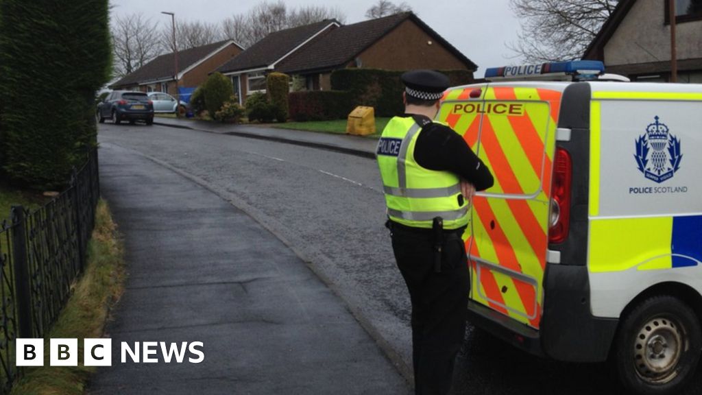 Police probe after body found in drive in Dunblane - BBC News