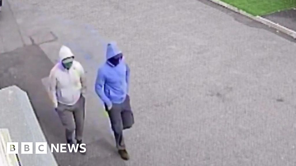 Sean Fox murder: CCTV of suspects released by police - BBC News