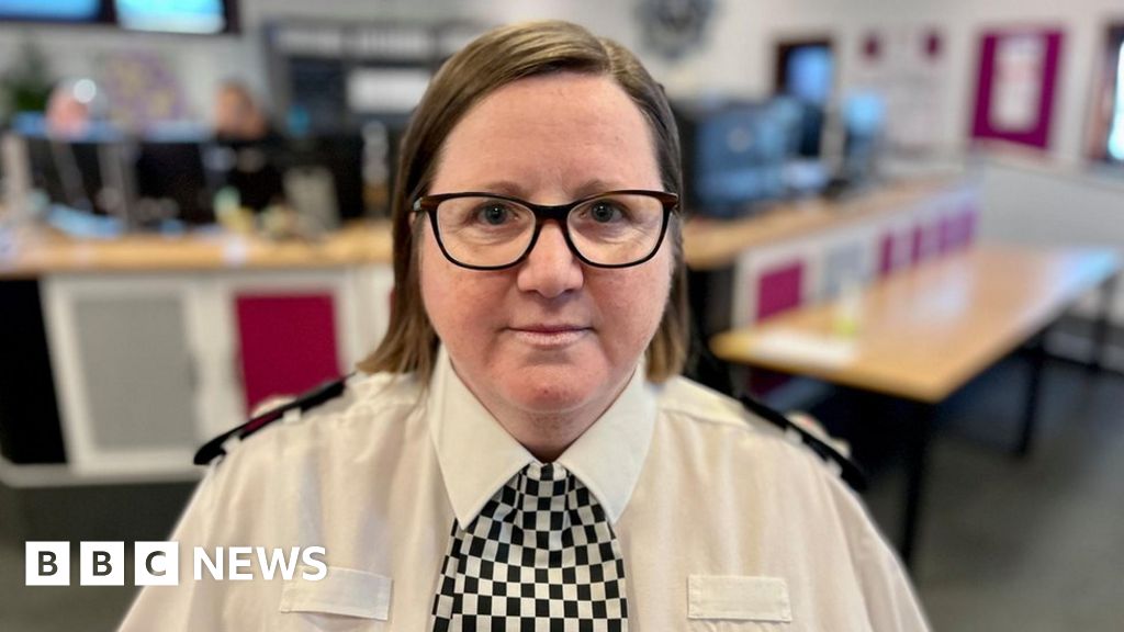 Bedfordshire Police to focus on crime over mental health calls - BBC News