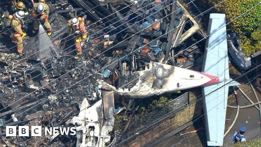 Tokyo plane crash 'leaves three dead' - BBC News