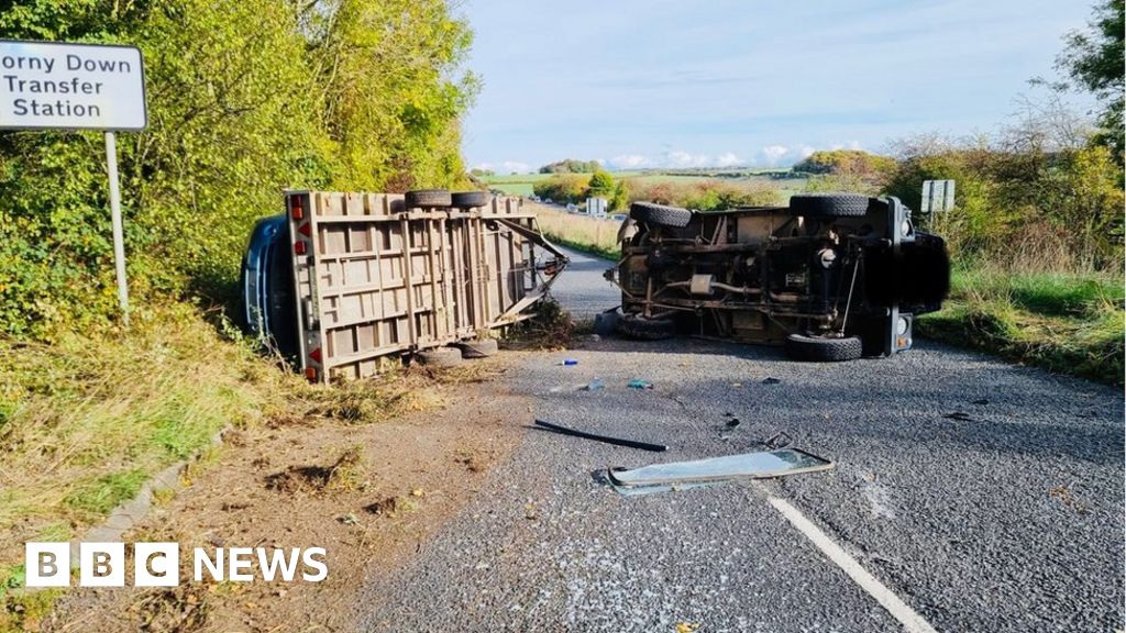 A30 in Salisbury blocked after trailer crash - BBC News