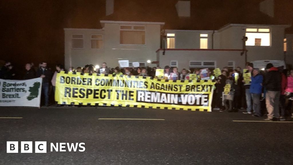 Anti-Brexit protests held along the Irish border - BBC News