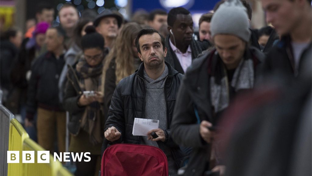 Southern rail strike disrupts new year travel - BBC News