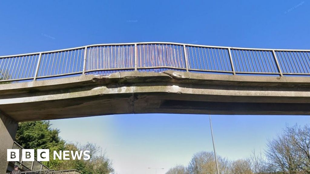 Hull footbridge repairs: A63 overnight closure for two weeks - BBC News