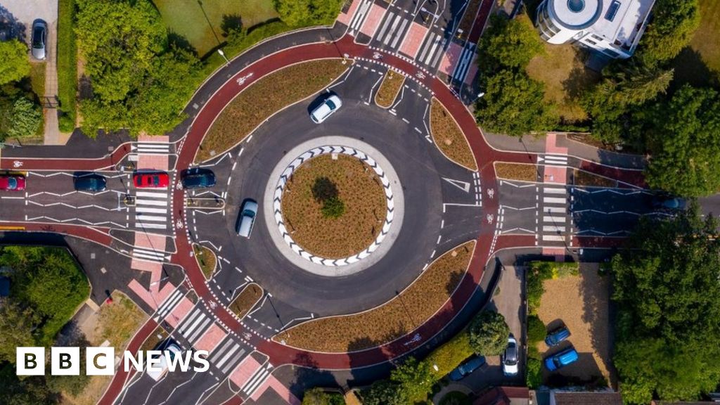 Cambridge's Dutch roundabout damaged by hit-and-run driver - BBC News